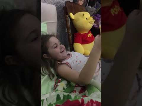 Ржач! Дочка учит очень сложный стих и жуёт. Смотреть до конца