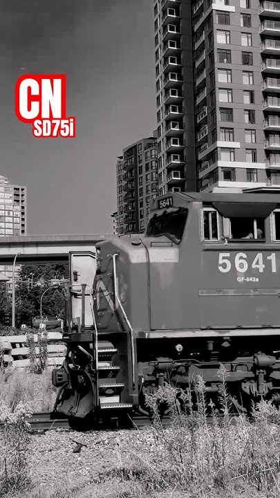 🚂🇨🇦 CN 5641 and CN 5480 Westbound Through New Westminster - YouTube