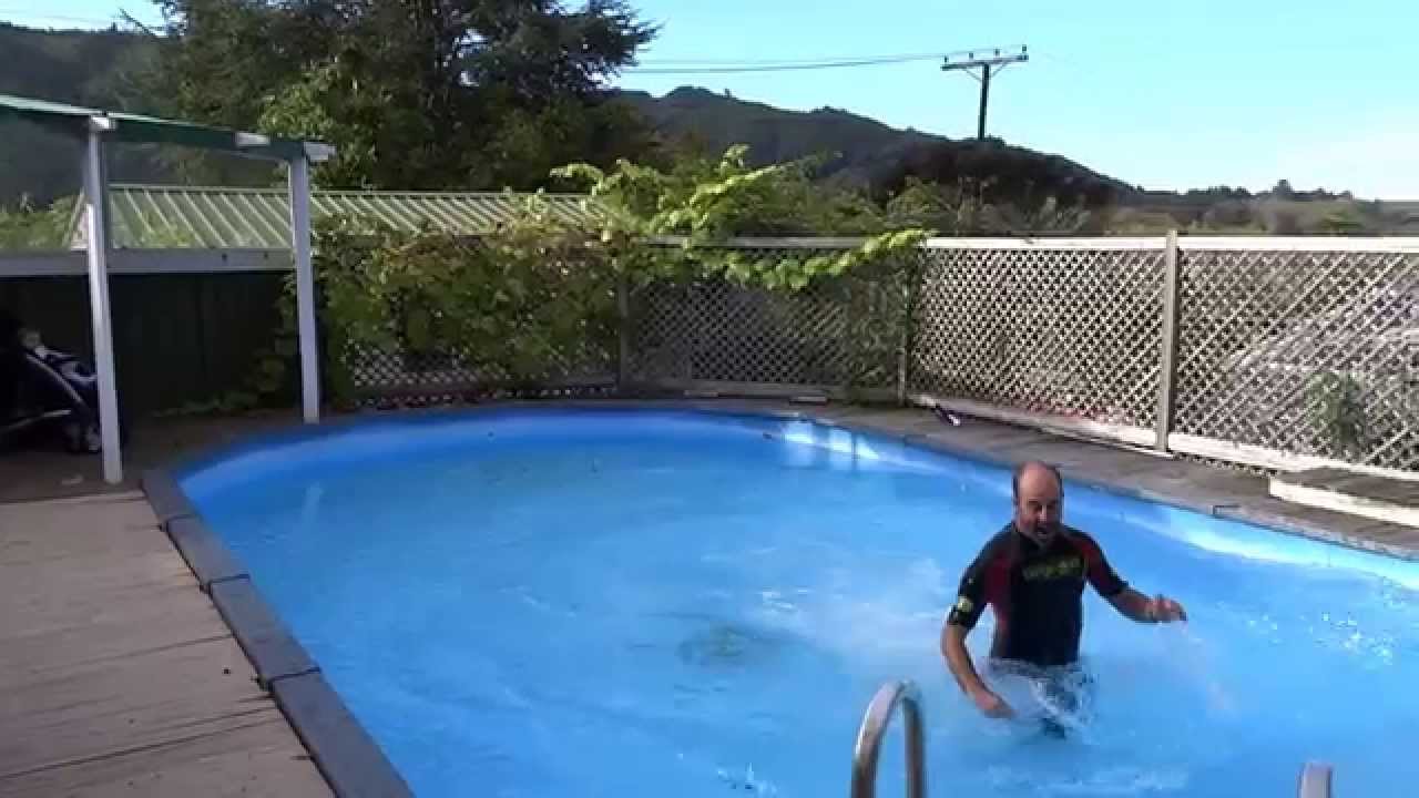 Jp smashing into the bottom of the pool lol - YouTube