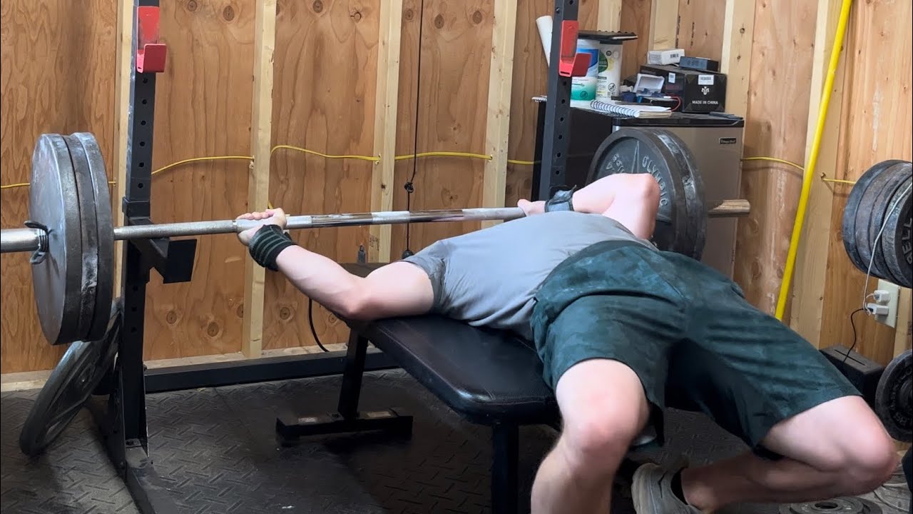Getting squashed by a 315lb(143kg) bench :( - YouTube