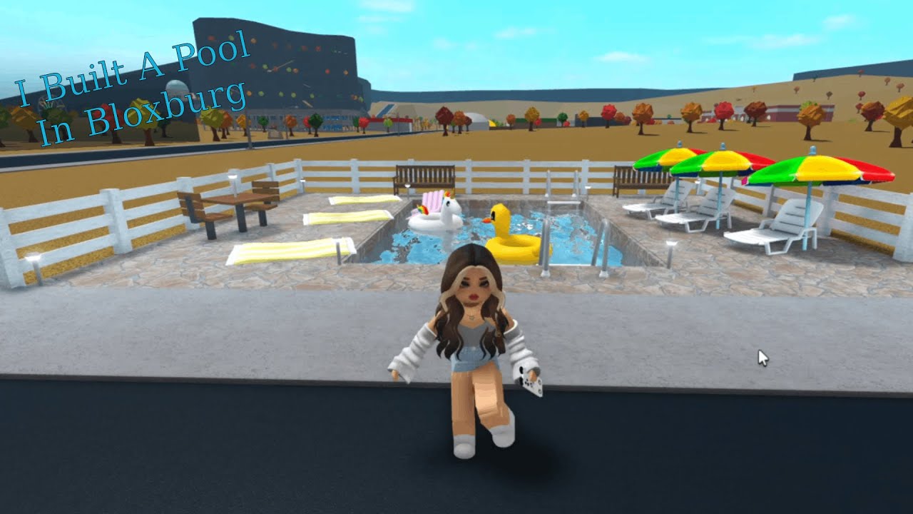 I BUILT A POOL IN BLOXBURG | Roblox - YouTube