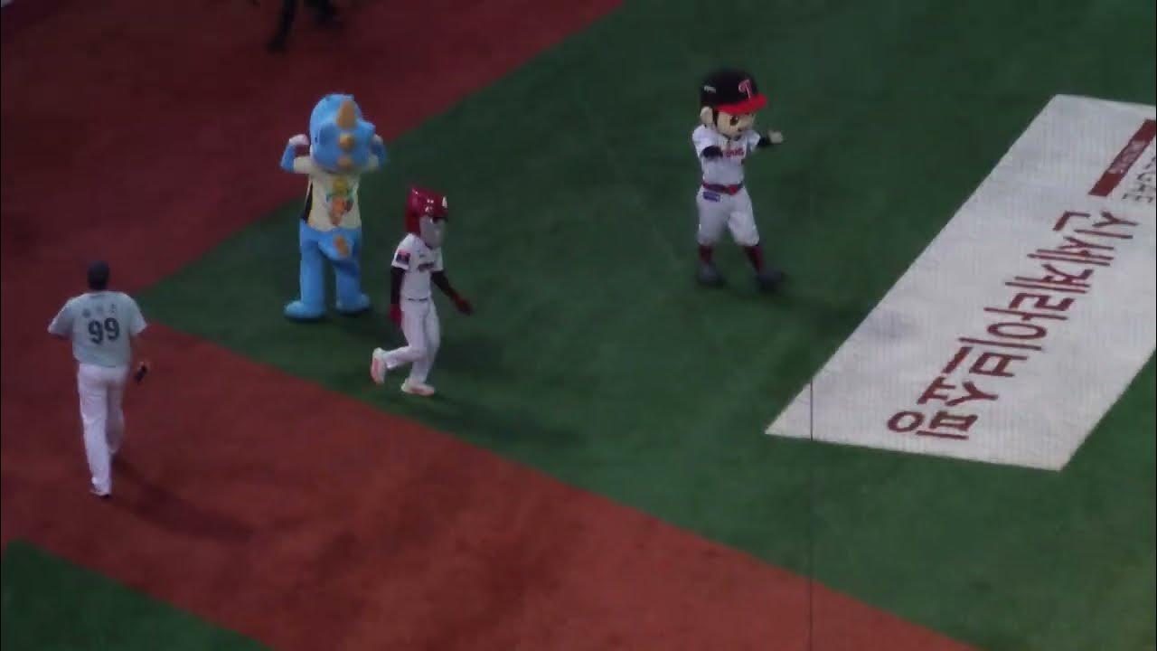 [직캠, 4K] 2024 KBO 올스타전 노래방 챔피언 떼창, 그리고 LG 마스코트 스타의 화려한 댄스 마무리까지!! - YouTube