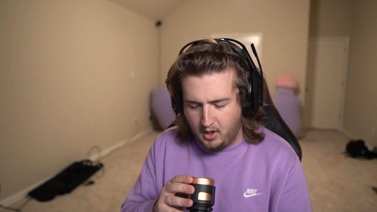 Purplecliffe Looks Into Flashlight - YouTube