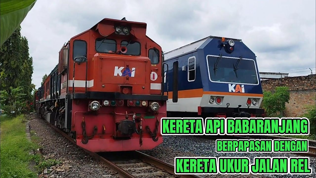 KERETA API BABARANJANG CC 205 BERPAPASAN DENGAN KERETA UKUR JALAN REL ...