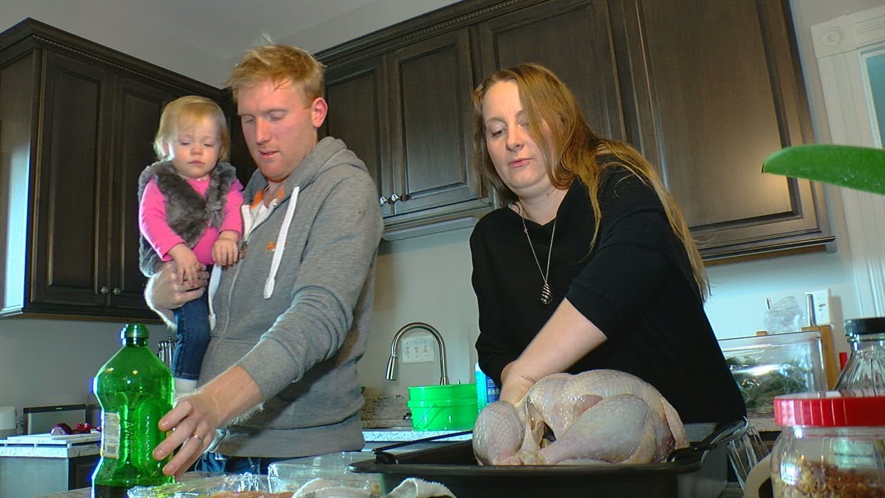 Australian family celebrates first Thanksgiving in America - YouTube