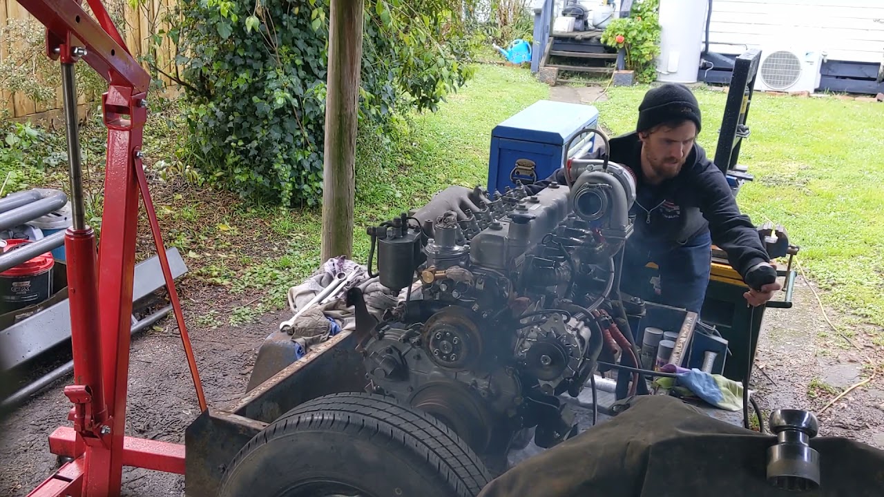 Isuzu 6BB1 freshen up first start up - YouTube