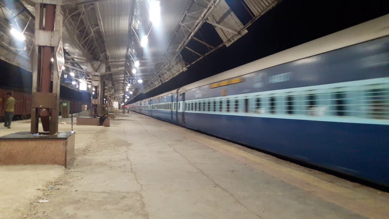 22945 Mumbai - Okha Saurashtra Mail At Vasai - YouTube