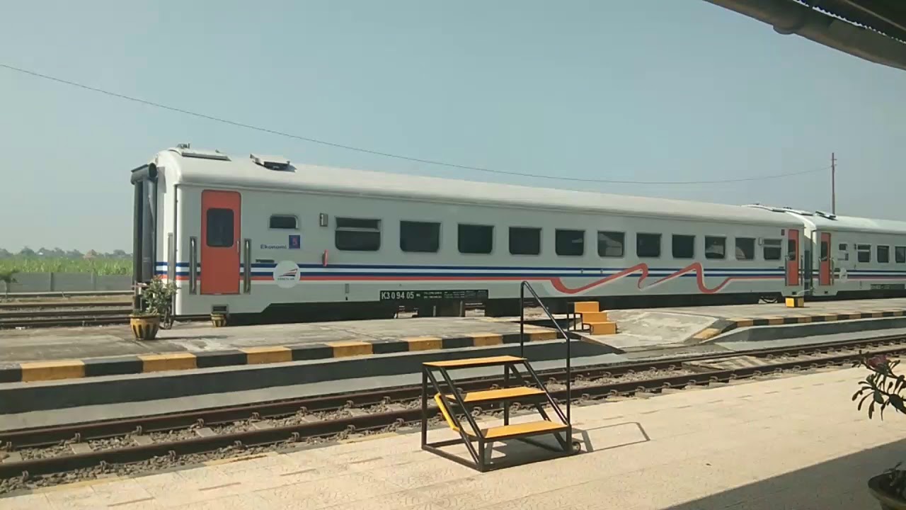 Hunting kereta api di stasiun krian - YouTube