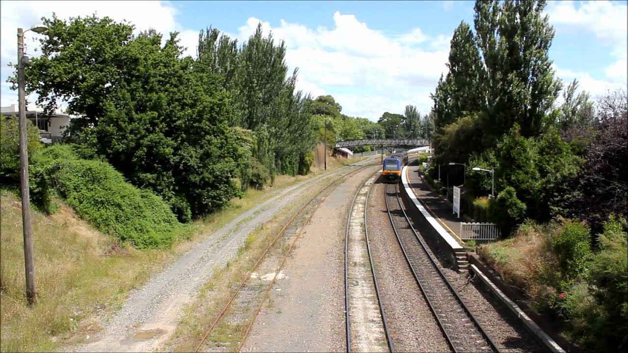 CityRail Endeavour Railcar approaches Moss Vale Railway Station - YouTube