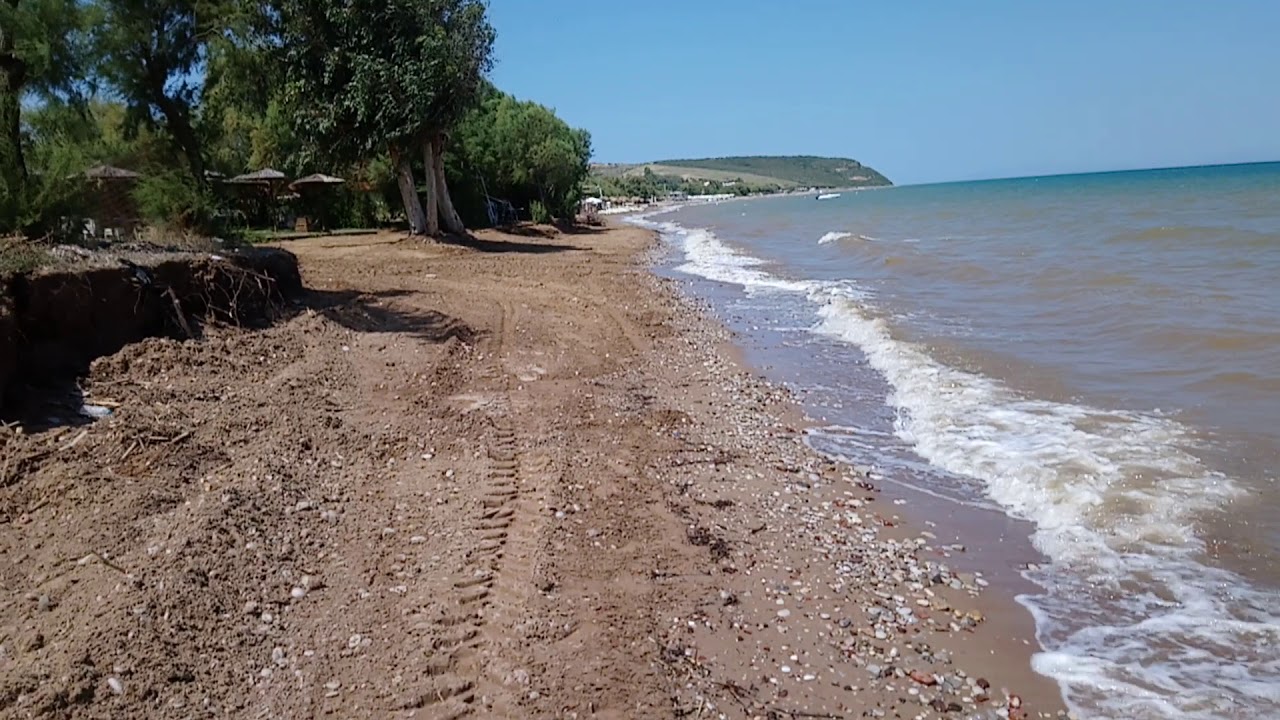 Παραλια Λακοπετρας. Τσιμέντο στον αιγιαλό. - YouTube