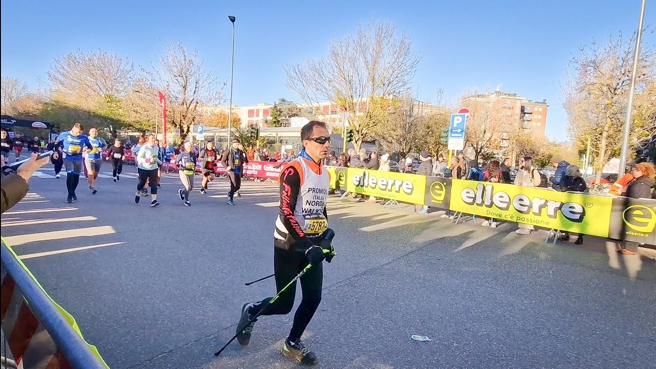 Blind man run a 21km Marathon (Milano21) - YouTube