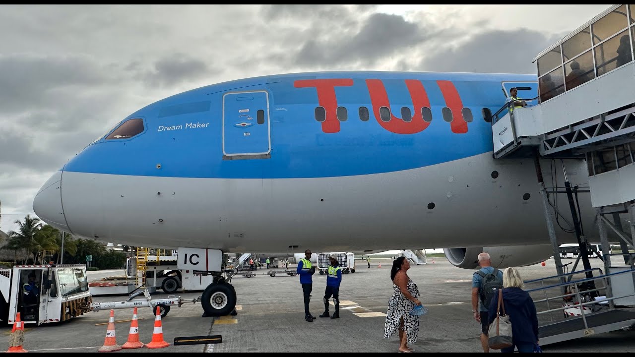 TUI Airways 787-8 take off PUJ-BHX, G-TUIC (Part 1 of 2) - YouTube
