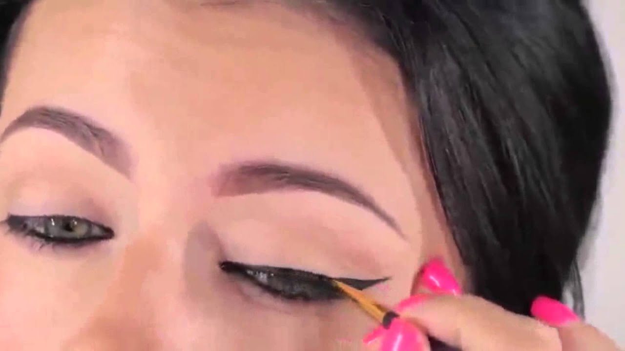 Best Method of EyeLiner Application - YouTube