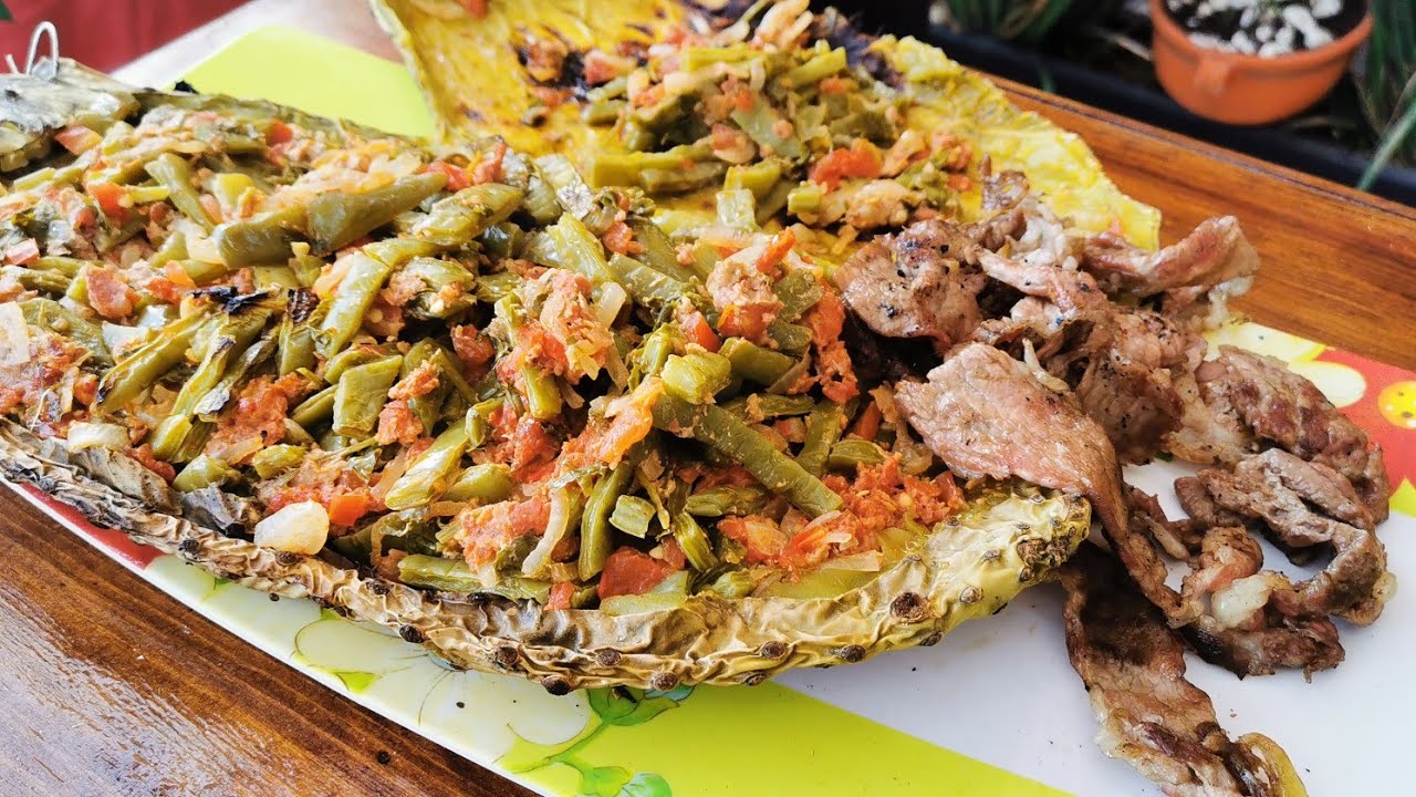 Nopales en penca con chorizo. - YouTube