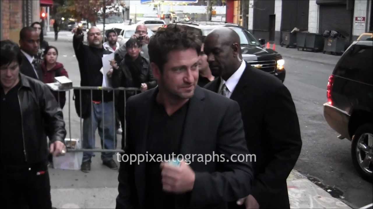 Gerard Butler - Signing Autographs at 'The Daily Show' in NYC - YouTube