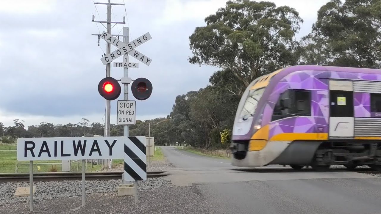 Denherts Road, Daisy Hill, Vic | V/Line Railway Crossing - YouTube