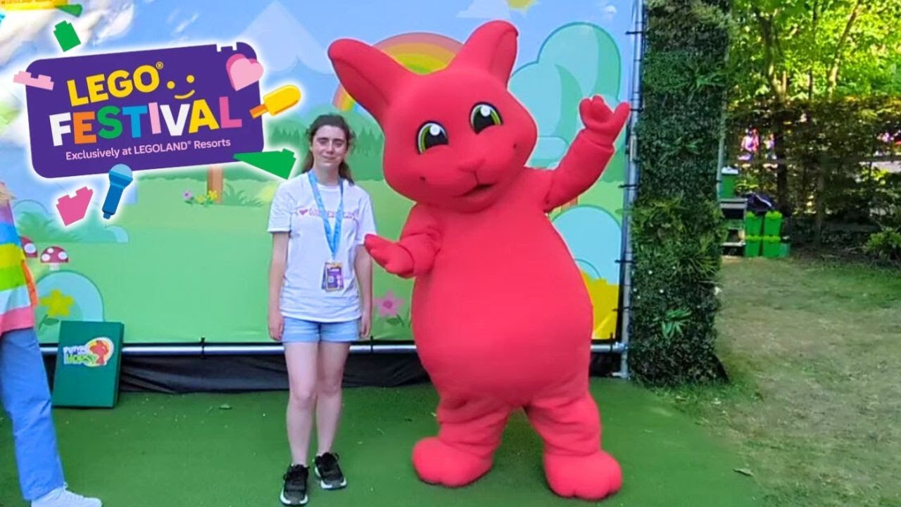 Meet Hopsy the DUPLO® Bunny LEGO® Chill Out Zone LEGO® Festival 2025 at ...