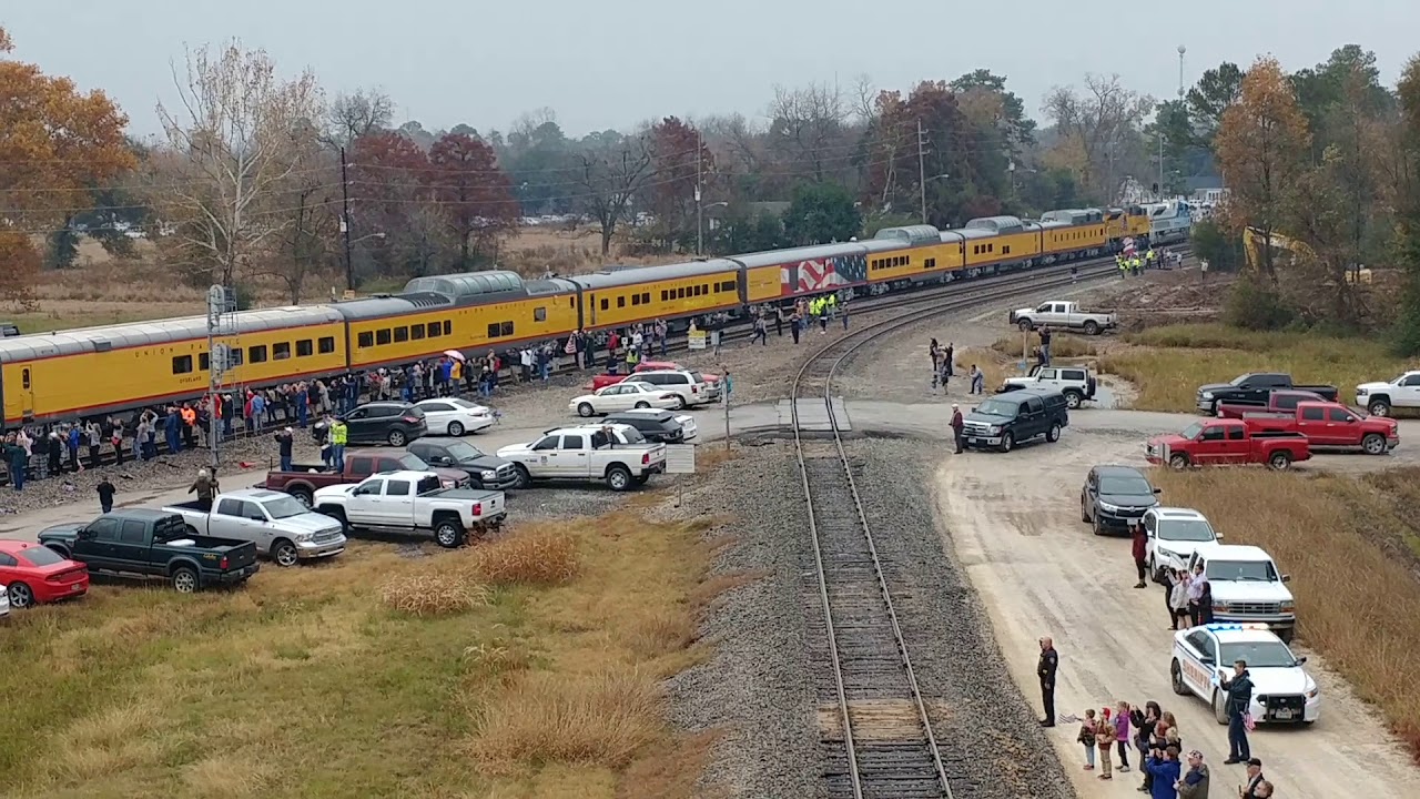 George H. W. Bush #4141 train on route to College Station - YouTube