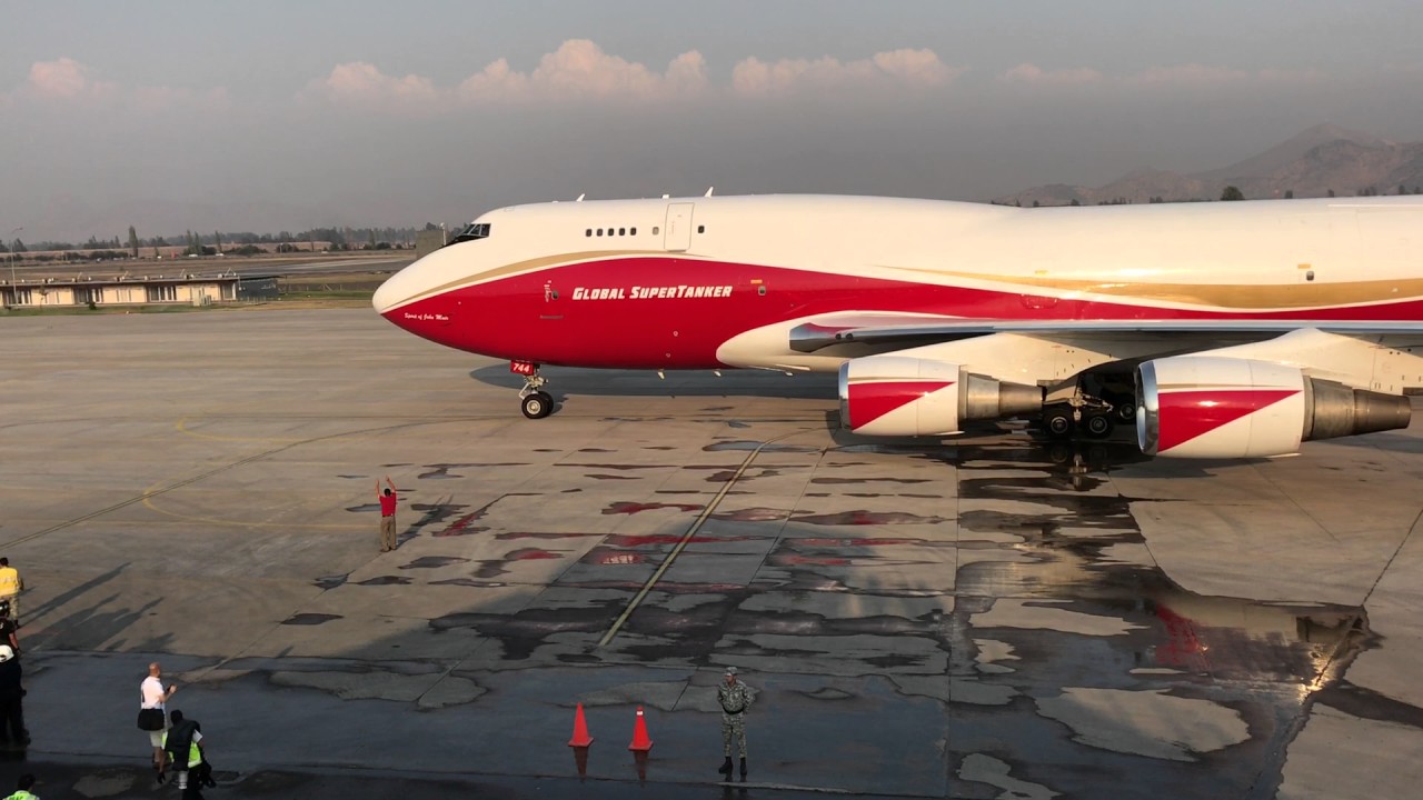 747 SuperTanker pulls into the reload pit - YouTube