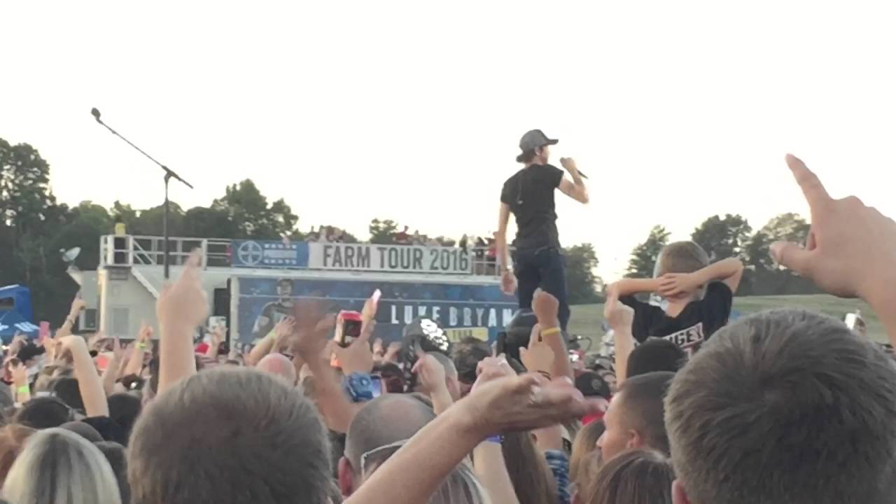 Buy Me A Boat - Chris Janson @ Luke Bryan Farm Tour 10/07/16 - YouTube