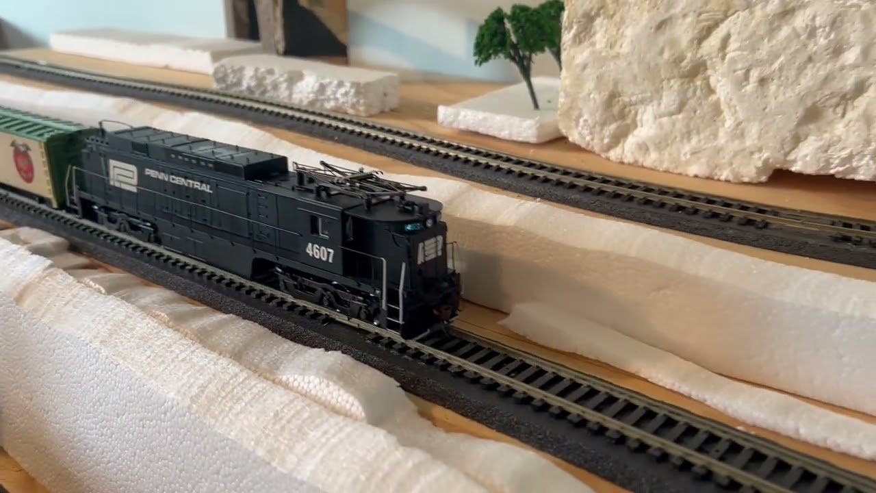 Spectrum 82405 GE E33 Electric Locomotive - YouTube