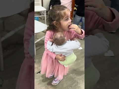 Bebeği kucağına aldı #keşfetbeniöneçıkar #elifsinem #funny