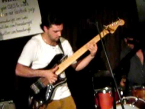 Bass duel at the Hans Wilwright show - YouTube