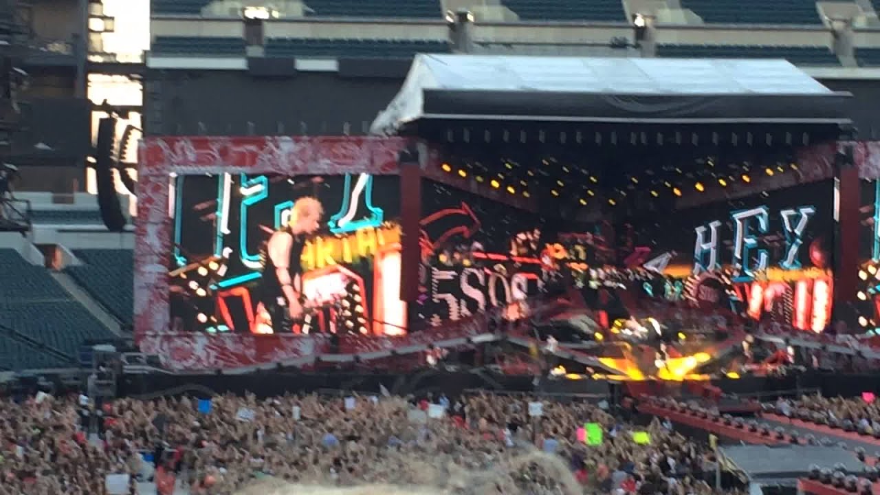 She looks so perfect by 5sos (Philadelphia 8-13-14) - YouTube