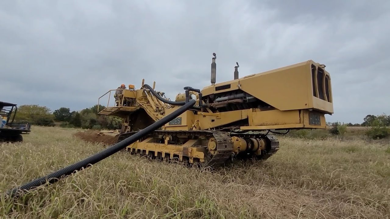 HOES 522 Chain Trencher Putting In Seep Tile - YouTube