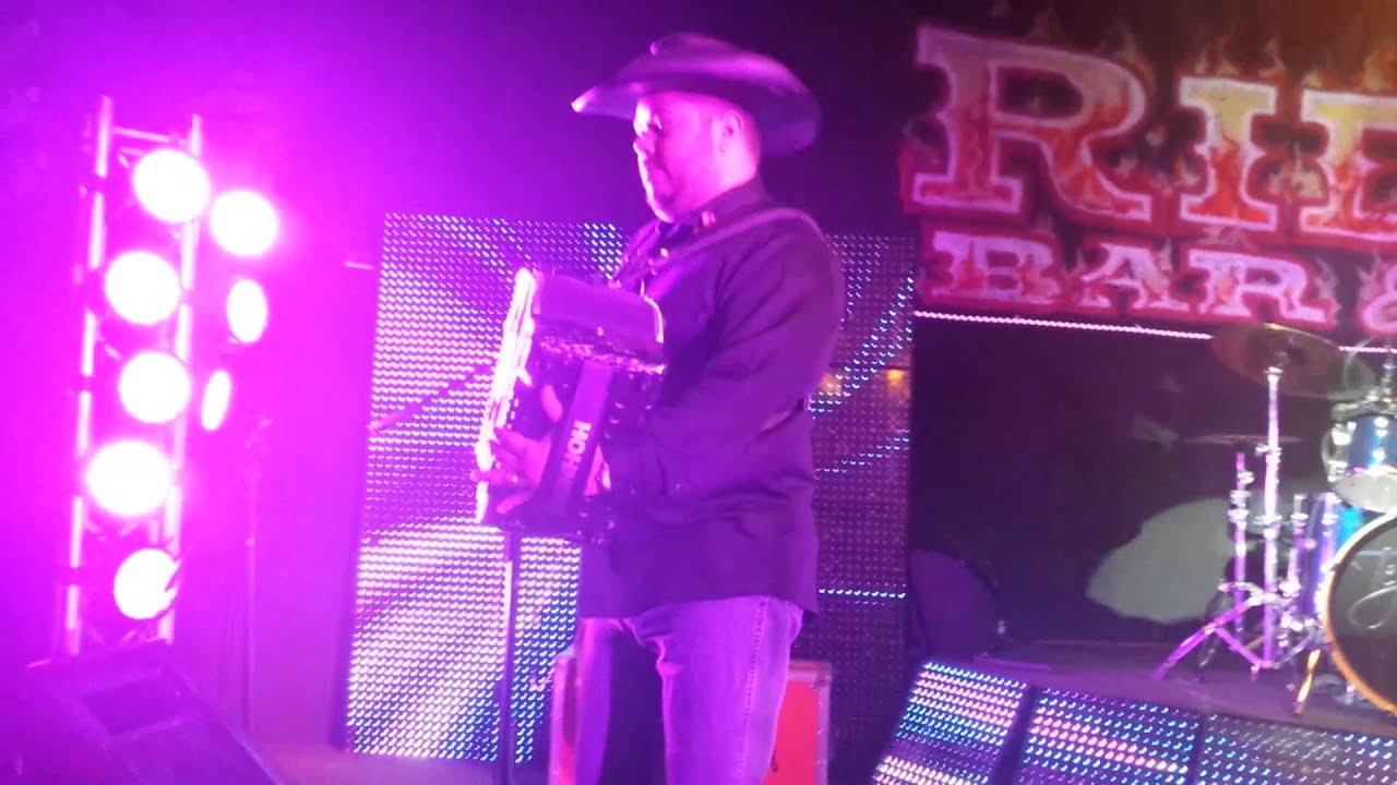 Tejano Boys Medley Live @ Riderz in Esla - YouTube