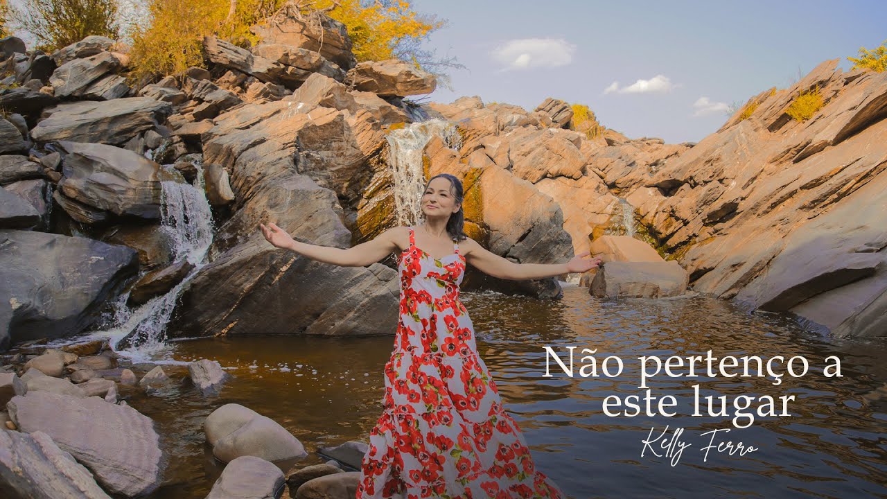 Kelly Ferro | Não Pertenço a Este Lugar [Clipe Oficial] - YouTube