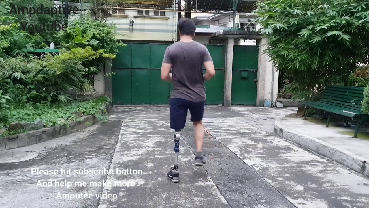 Above knee amputee running with everyday prosthetic foot - YouTube