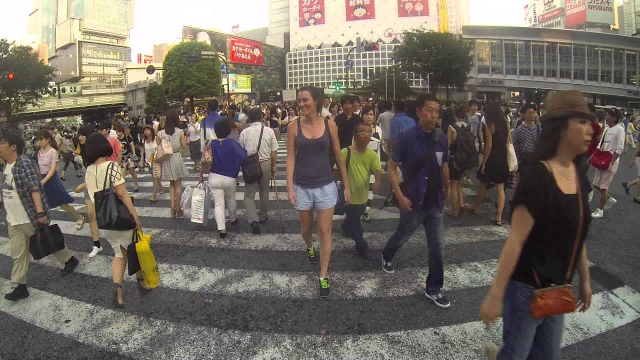Everyone walks backwards in Japan [Shibuya, Tokyo] - YouTube