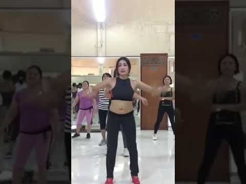 #nude #hot #naked Lekuk tubuh kelihatan semua!!! Live streaming tante senam malam