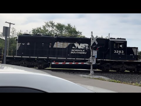 (Old Video) NS 3283 leads a rare southbound train on the Lincoln Secondary at Superior Rd (8/4 ...