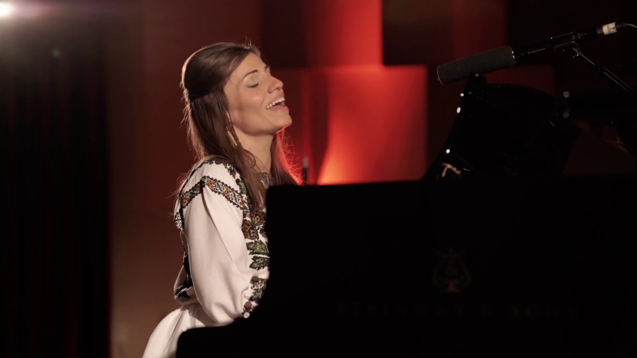 Alexandra Fits - Din an in an - YouTube