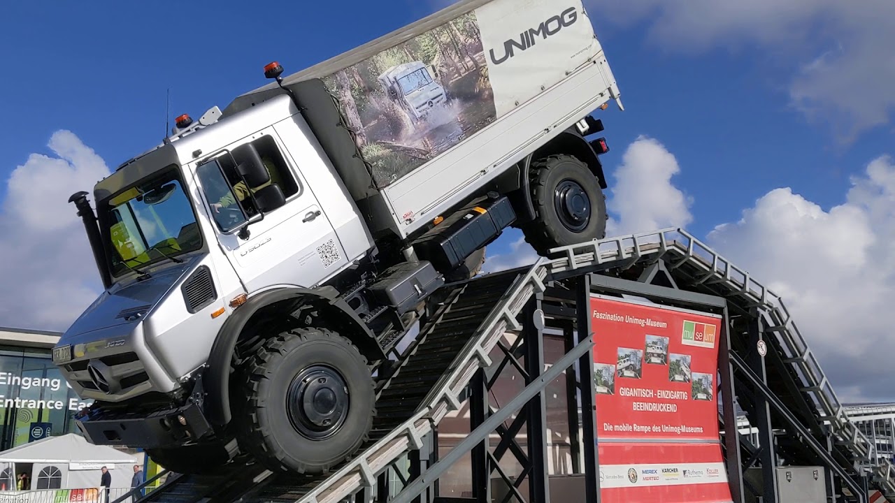 Unimog climbing - YouTube