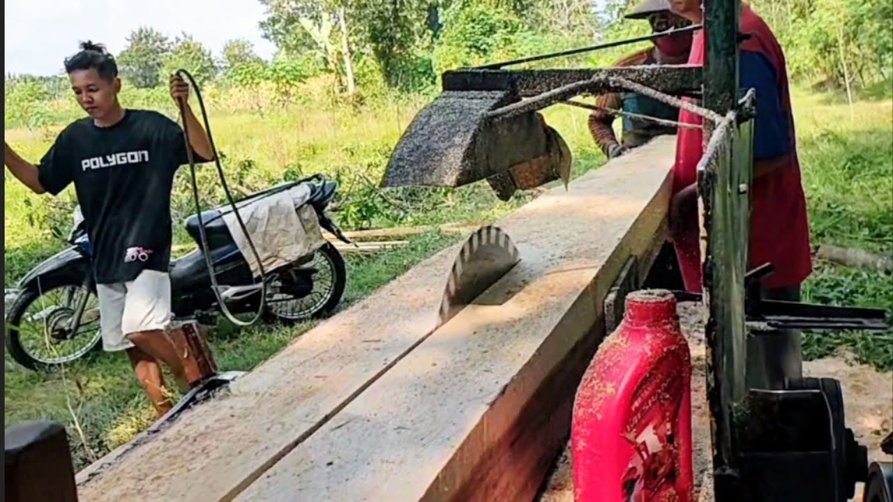 Gergaji mesin serkel rakitan makin jaya membelah kayu trembesi buat ...