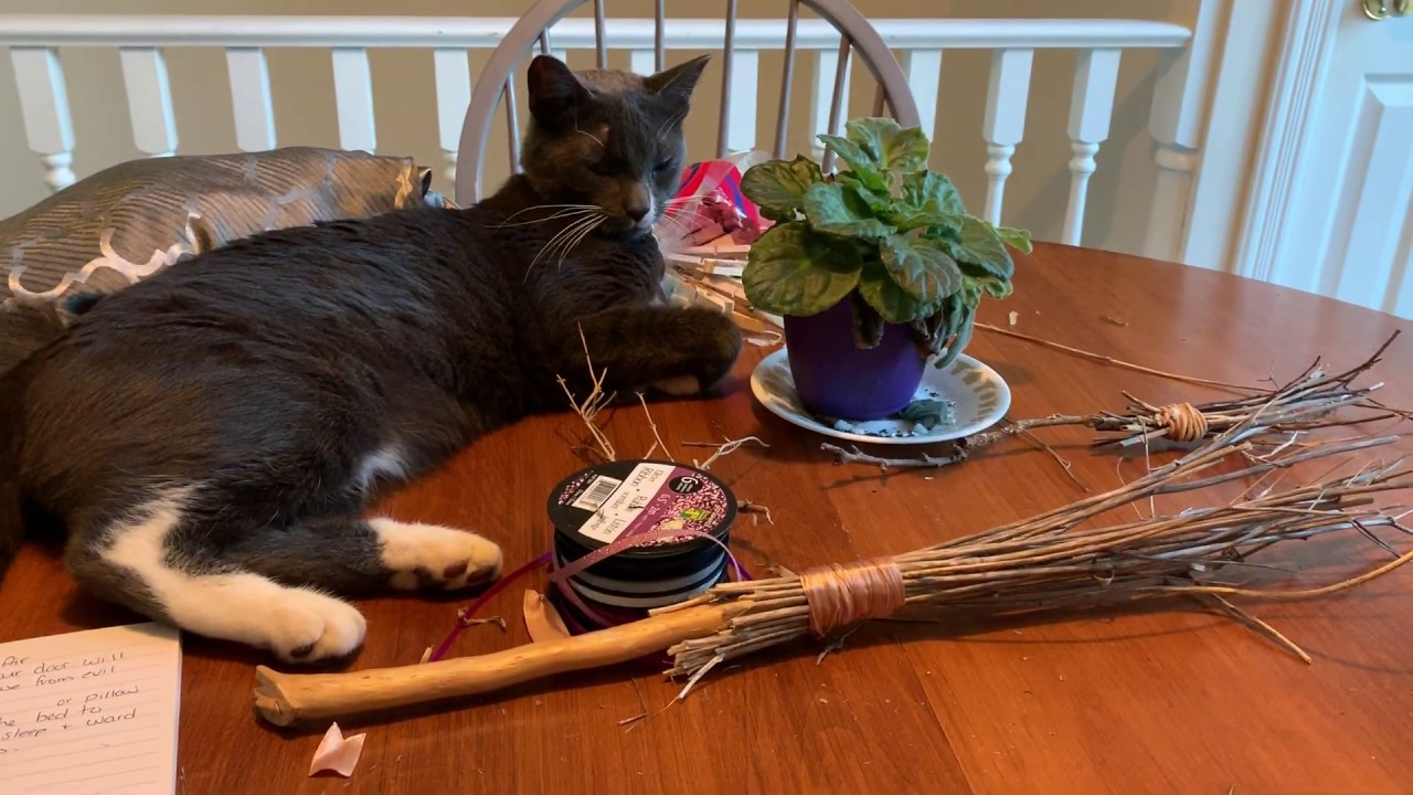 DIY Mini Witches' Broom - YouTube