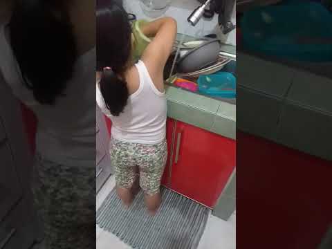 bantuin umi cuci piring pake singlet he he