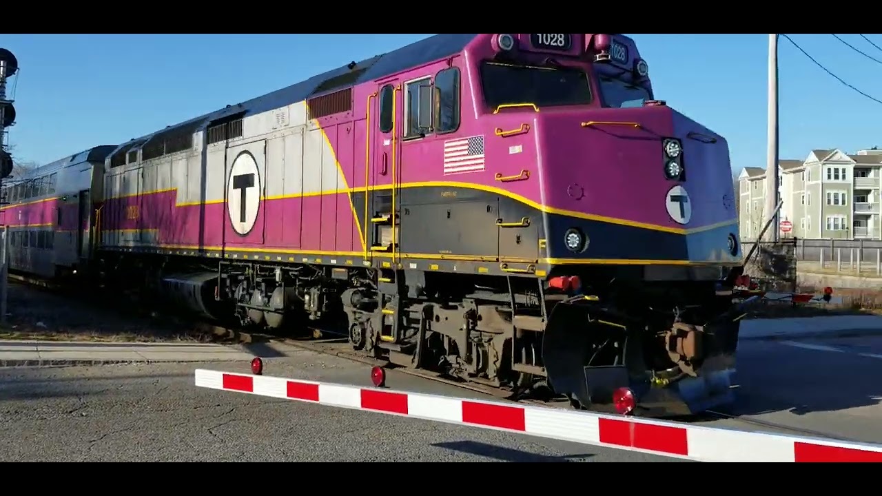 MBTA MPI F40PH-3C #1028 @ Trotter Rd. Crossing - YouTube