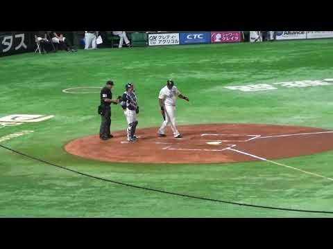 2022/10/9 CS1stステージ第2戦ライオンズ戦 デスパイネ選手の挨拶に足を出す森捕手 - YouTube