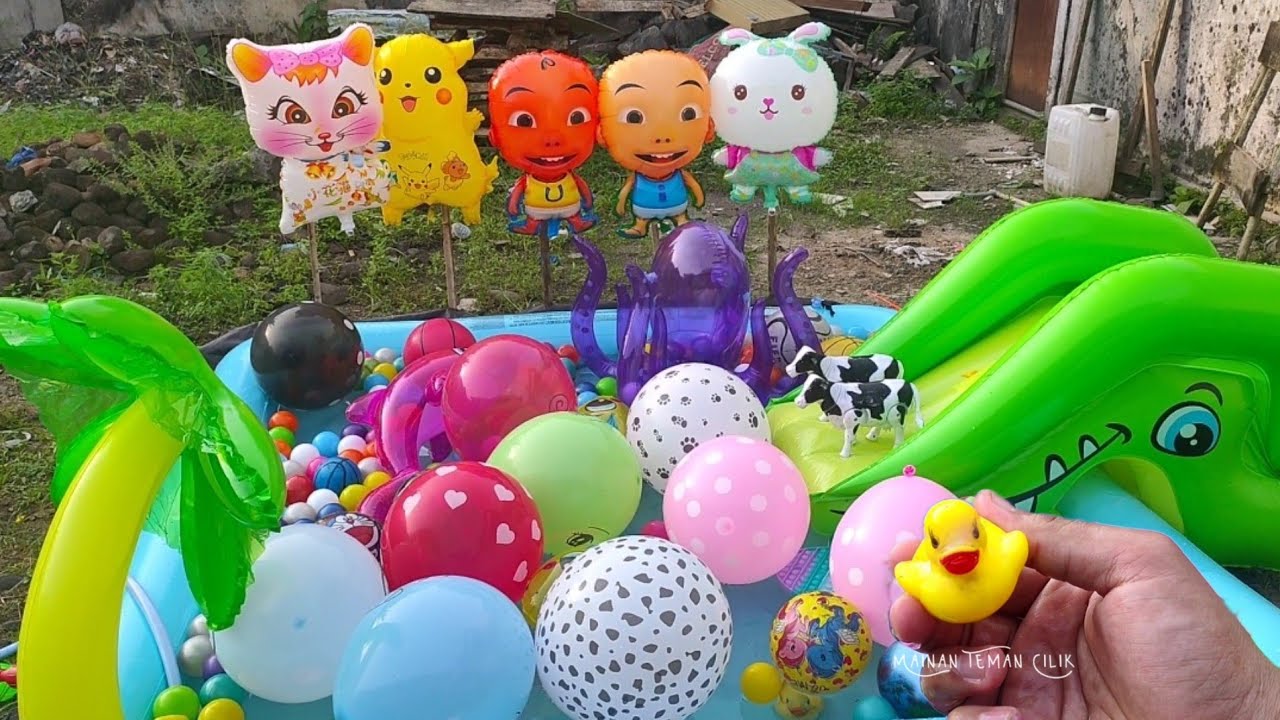 Meletuskan Balon Dalam Kolam Penuh Mainan, Menemukan Balon Upin ...