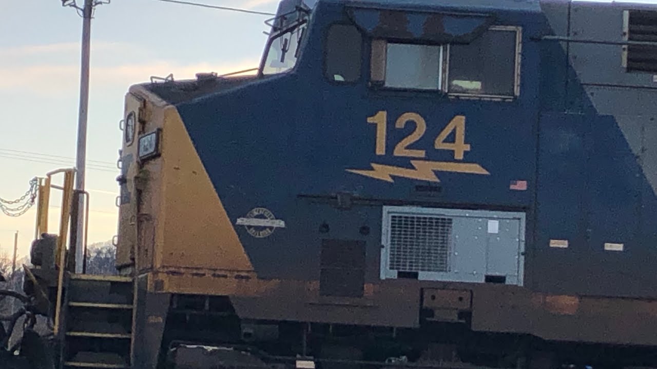 CSX M653 going into Kingsport yard with CSX 124. - YouTube