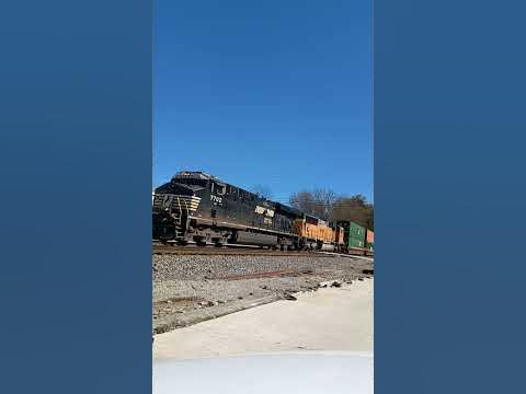 Super LONG BLAST "climbing into town" WFRX #8901 trailing Norfolk Southern #7702 - #27a @rider22 ...