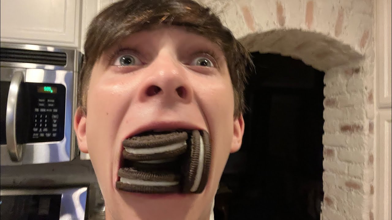 How to eat an Oreo!?!? #Tutorial - YouTube