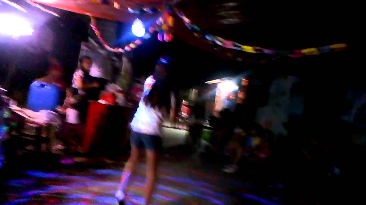 Beautiful girl dancing burikit - YouTube