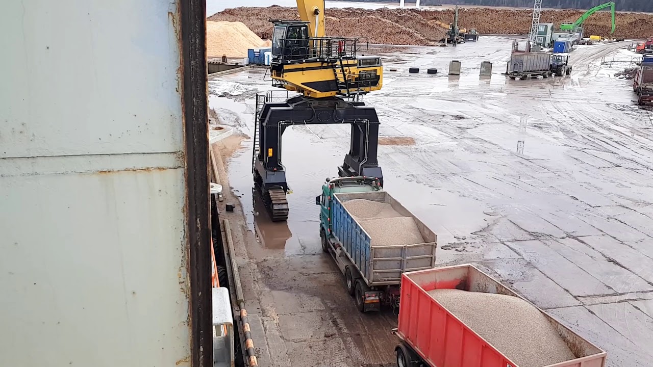 MultiDocker CH74D is loading wood pellets on the ship - YouTube