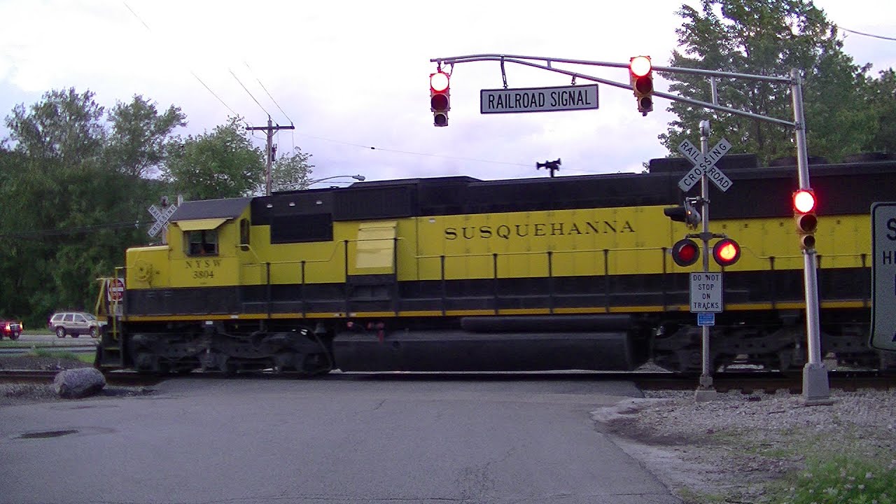 NYS&W SU-99 goes through crossing with railroad preemption - YouTube