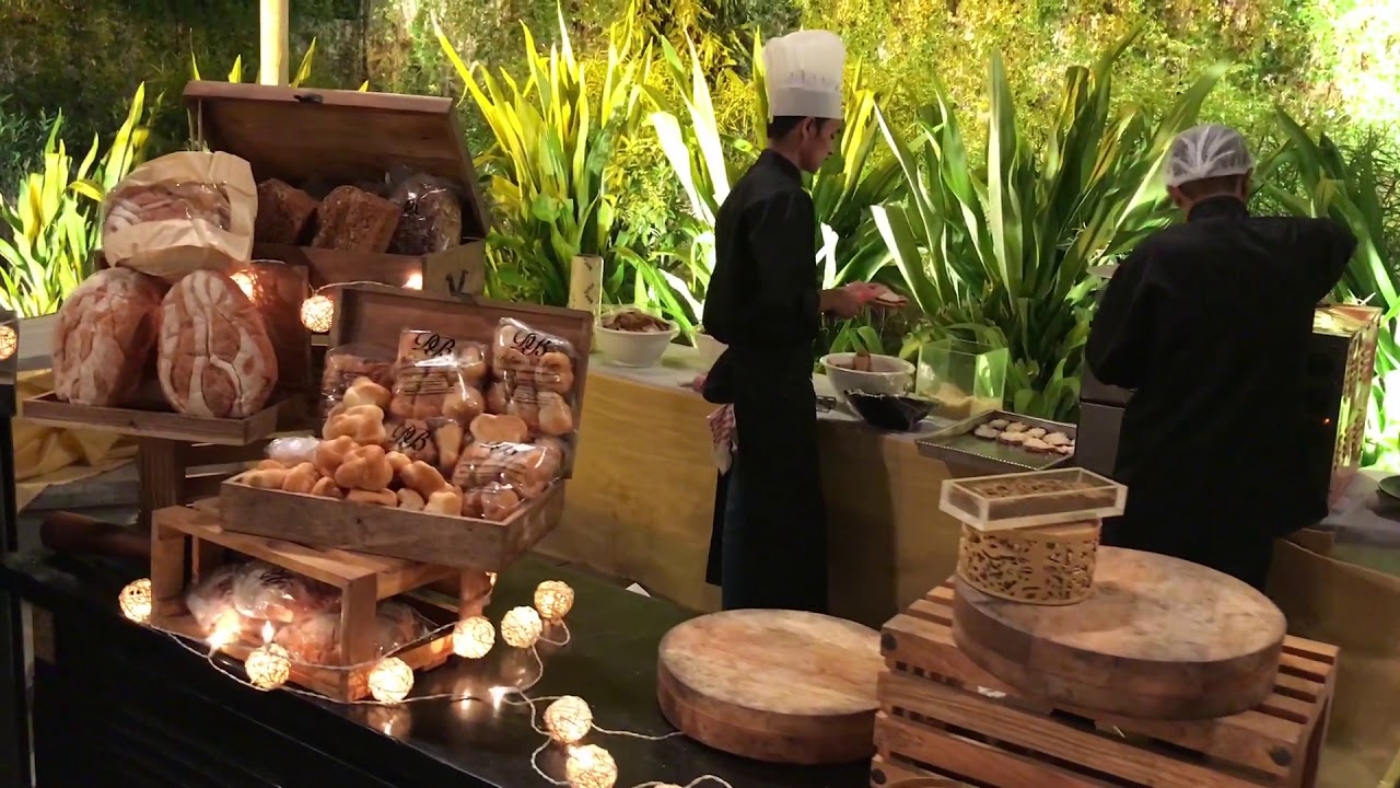 Garlic Bread Station By Delhi Bakers. - YouTube